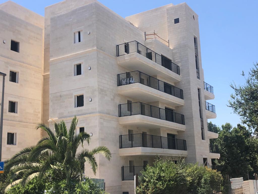 As demand for homes in Israel plummets, prices continue to soar