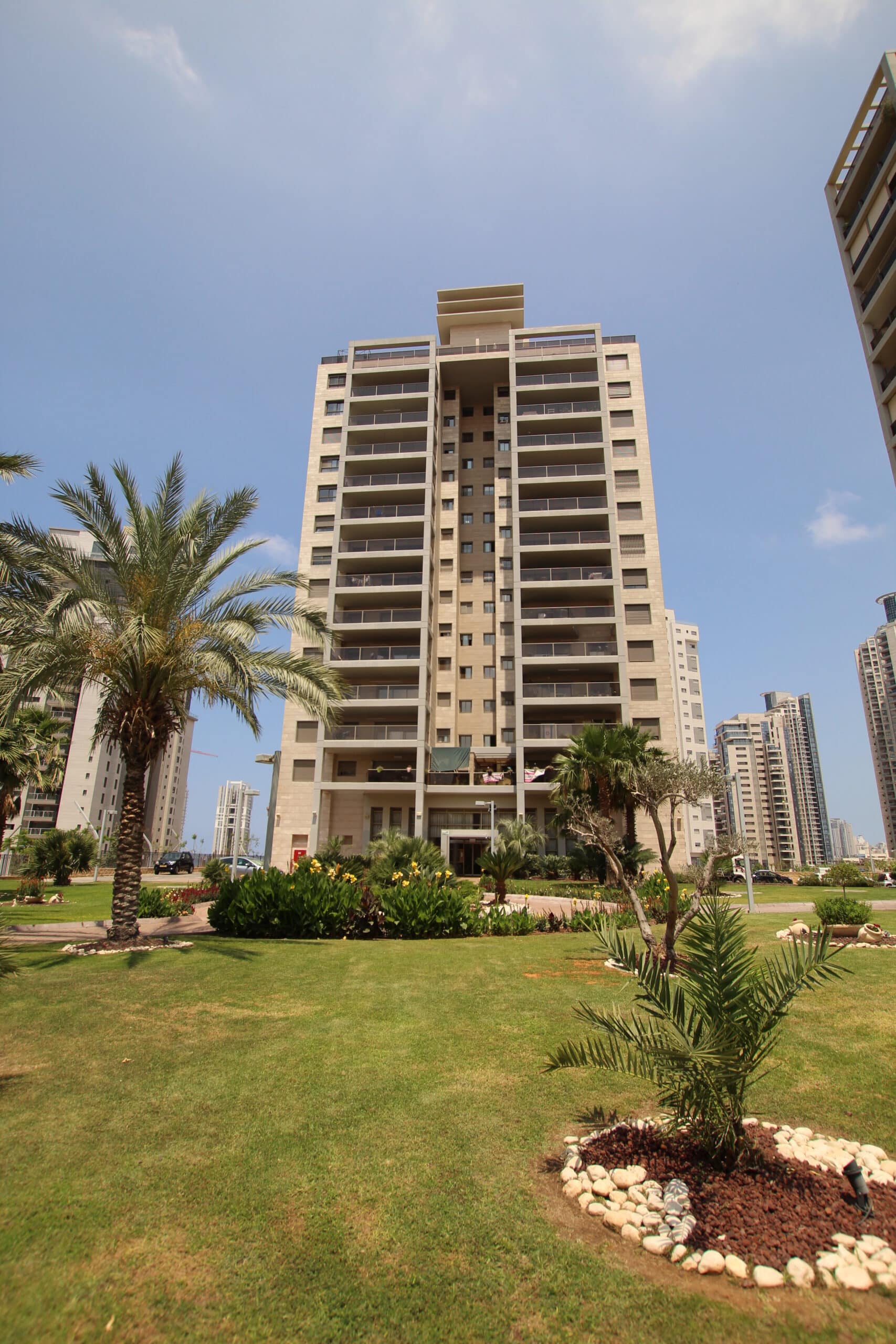 Mabat Hashuk June 2023 — a hovering market